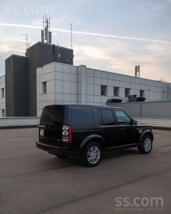 Land Rover Discovery 2015 in Riga on AUTOMOTO.COM.LV Black Land Rover Discovery 2015 in Riga, with an engine capacity of 3.00 L and mileage of 160 thousand km for 16500 €, photo 8 on AUTOMOTO.COM.LV