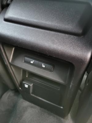 Melns Land Rover Discovery 2016 Rīga, ar dzinēja tilpumu 2.00 L un nobraukumu 196 tūkst. km par 13990 €, foto 16 vietnē AUTOMOTO.COM.LV