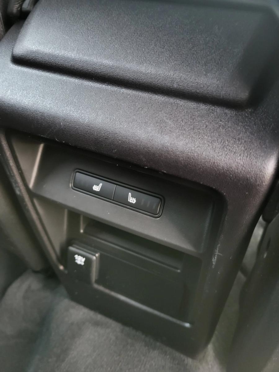 Melns Land Rover Discovery 2016 Rīga, ar dzinēja tilpumu 2.00 L un nobraukumu 196 tūkst. km par 13990 €, foto 16 vietnē AUTOMOTO.COM.LV