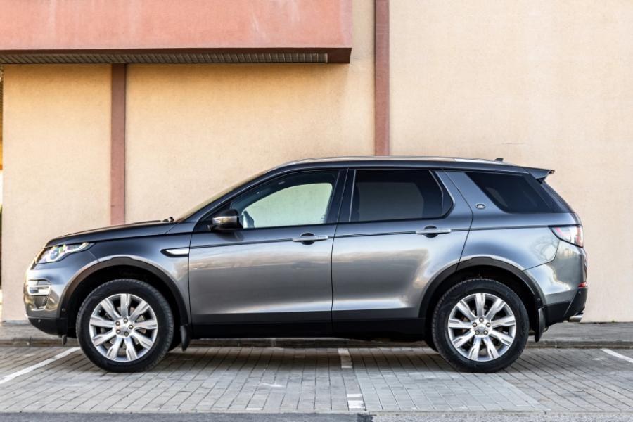 Melns Land Rover Discovery 2016 Rīga, ar dzinēja tilpumu 2.00 L un nobraukumu 196 tūkst. km par 13990 €, foto 63 vietnē AUTOMOTO.COM.LV