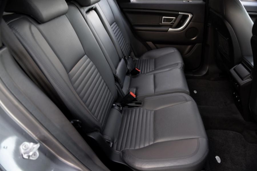 Melns Land Rover Discovery 2016 Rīga, ar dzinēja tilpumu 2.00 L un nobraukumu 196 tūkst. km par 13990 €, foto 88 vietnē AUTOMOTO.COM.LV