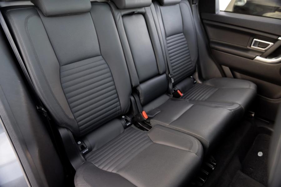 Melns Land Rover Discovery 2016 Rīga, ar dzinēja tilpumu 2.00 L un nobraukumu 196 tūkst. km par 13990 €, foto 90 vietnē AUTOMOTO.COM.LV