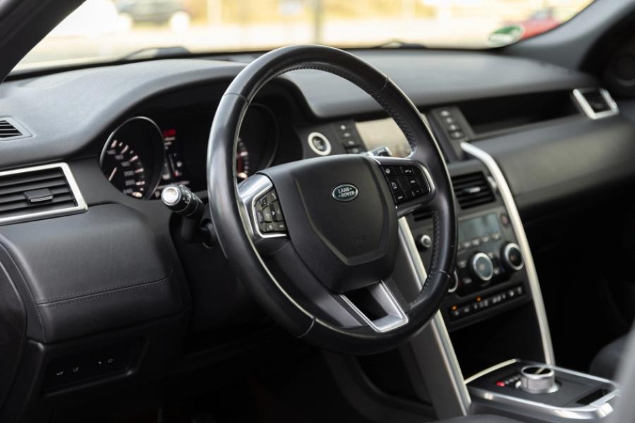 Melns Land Rover Discovery 2016 Rīga, ar dzinēja tilpumu 2.00 L un nobraukumu 196 tūkst. km par 13990 €, foto 94 vietnē AUTOMOTO.COM.LV