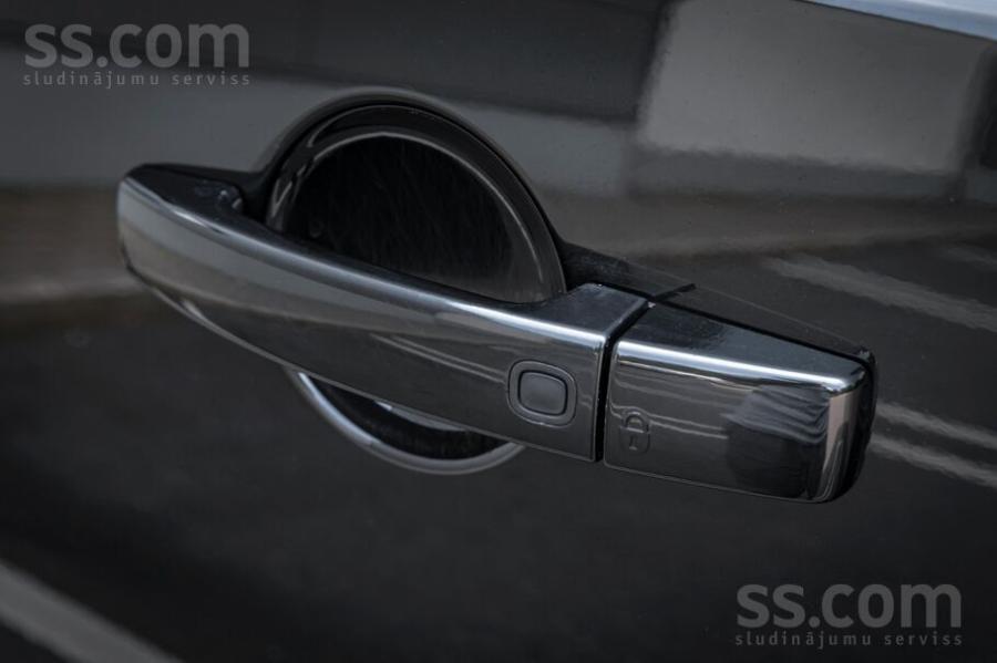 Black Land Rover Discovery 2016 in Riga, with an engine capacity of 3.00 L and mileage of 250 thousand km for 13490 €, photo 10 on AUTOMOTO.COM.LV