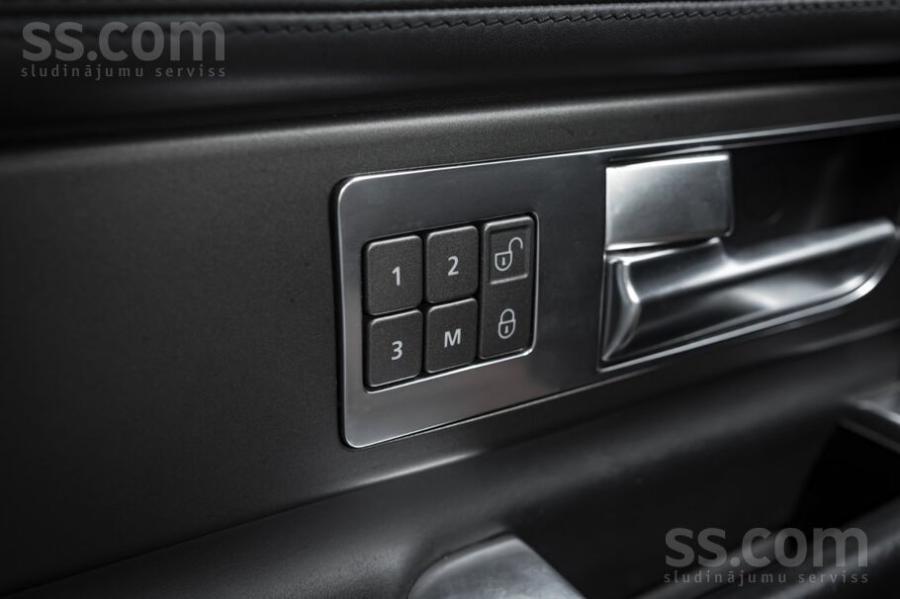 Black Land Rover Discovery 2016 in Riga, with an engine capacity of 3.00 L and mileage of 250 thousand km for 13490 €, photo 12 on AUTOMOTO.COM.LV