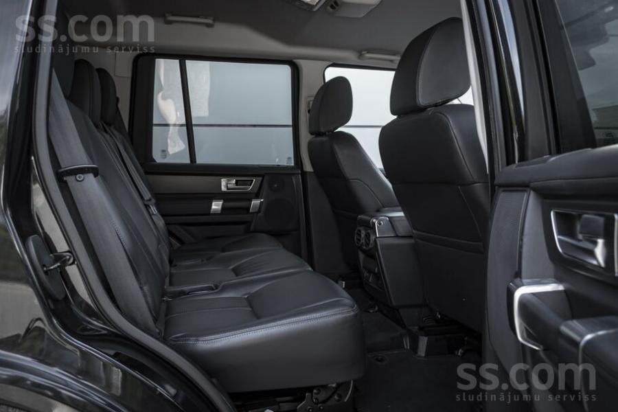 Black Land Rover Discovery 2016 in Riga, with an engine capacity of 3.00 L and mileage of 250 thousand km for 13490 €, photo 15 on AUTOMOTO.COM.LV