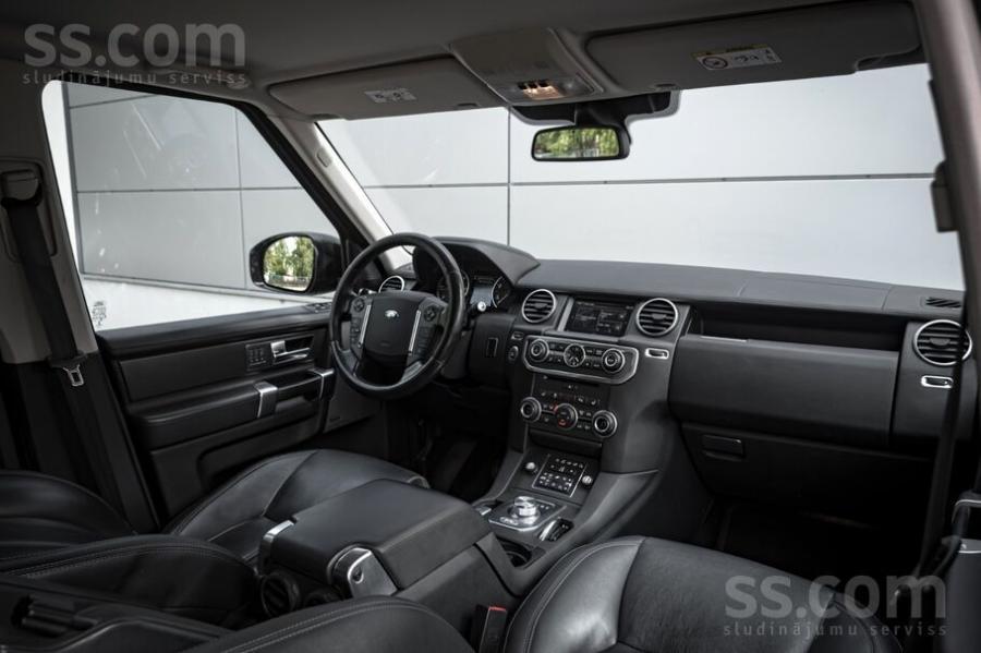 Black Land Rover Discovery 2016 in Riga, with an engine capacity of 3.00 L and mileage of 250 thousand km for 13490 €, photo 16 on AUTOMOTO.COM.LV