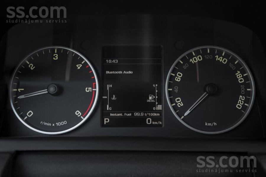Black Land Rover Discovery 2016 in Riga, with an engine capacity of 3.00 L and mileage of 250 thousand km for 13490 €, photo 18 on AUTOMOTO.COM.LV