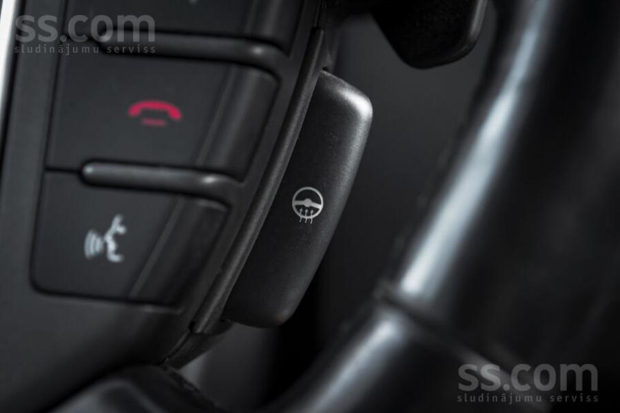 Black Land Rover Discovery 2016 in Riga, with an engine capacity of 3.00 L and mileage of 250 thousand km for 13490 €, photo 21 on AUTOMOTO.COM.LV