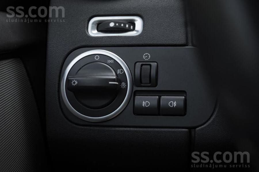 Black Land Rover Discovery 2016 in Riga, with an engine capacity of 3.00 L and mileage of 250 thousand km for 13490 €, photo 30 on AUTOMOTO.COM.LV