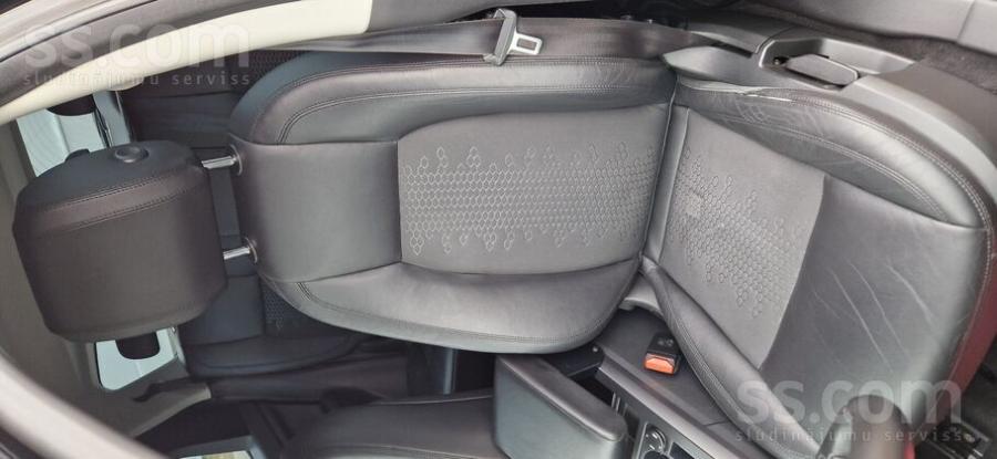 Black Land Rover Discovery 2017 in Daugavpils, with an engine capacity of 2.00 L and mileage of 179 thousand km for 14100 €, photo 22 on AUTOMOTO.COM.LV