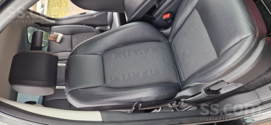 Black Land Rover Discovery 2017 in Daugavpils, with an engine capacity of 2.00 L and mileage of 179 thousand km for 14100 €, photo 25 on AUTOMOTO.COM.LV