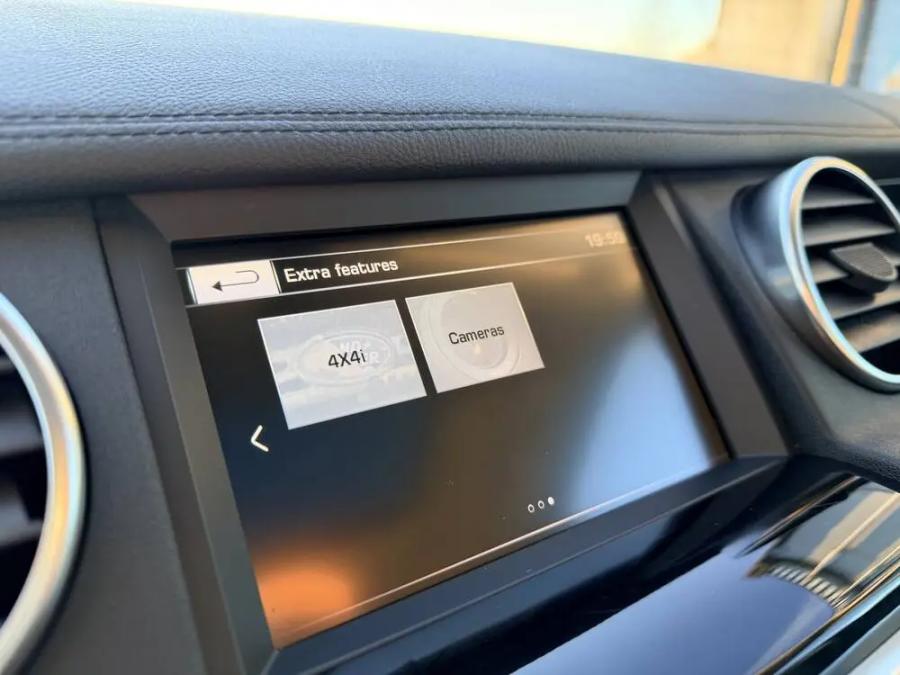 Black Land Rover Discovery 2017 in Riga, with an engine capacity of 3.00 L and mileage of 164 thousand km for 15995 €, photo 20 on AUTOMOTO.COM.LV