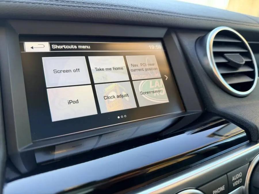 Black Land Rover Discovery 2017 in Riga, with an engine capacity of 3.00 L and mileage of 164 thousand km for 15995 €, photo 21 on AUTOMOTO.COM.LV