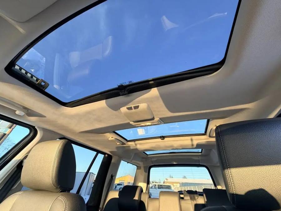 Black Land Rover Discovery 2017 in Riga, with an engine capacity of 3.00 L and mileage of 164 thousand km for 15995 €, photo 25 on AUTOMOTO.COM.LV