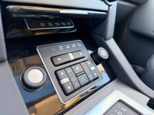 Black Land Rover Discovery 2017 in Riga, with an engine capacity of 3.00 L and mileage of 164 thousand km for 15995 €, photo 32 on AUTOMOTO.COM.LV