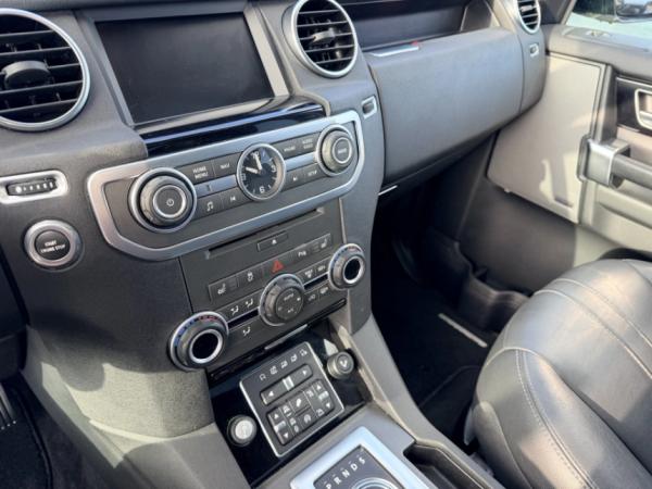 Melns Land Rover Discovery 2017 Rīga, ar dzinēja tilpumu 3.00 L un nobraukumu 164 tūkst. km par 15995 €, foto 8 vietnē AUTOMOTO.COM.LV