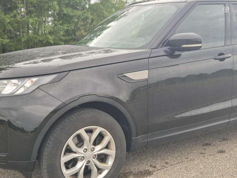 Black Land Rover Discovery 2017 in Siauliai, with an engine capacity of 2.00 L and mileage of 166 thousand km for 14700 €, photo 5 on AUTOMOTO.COM.LV