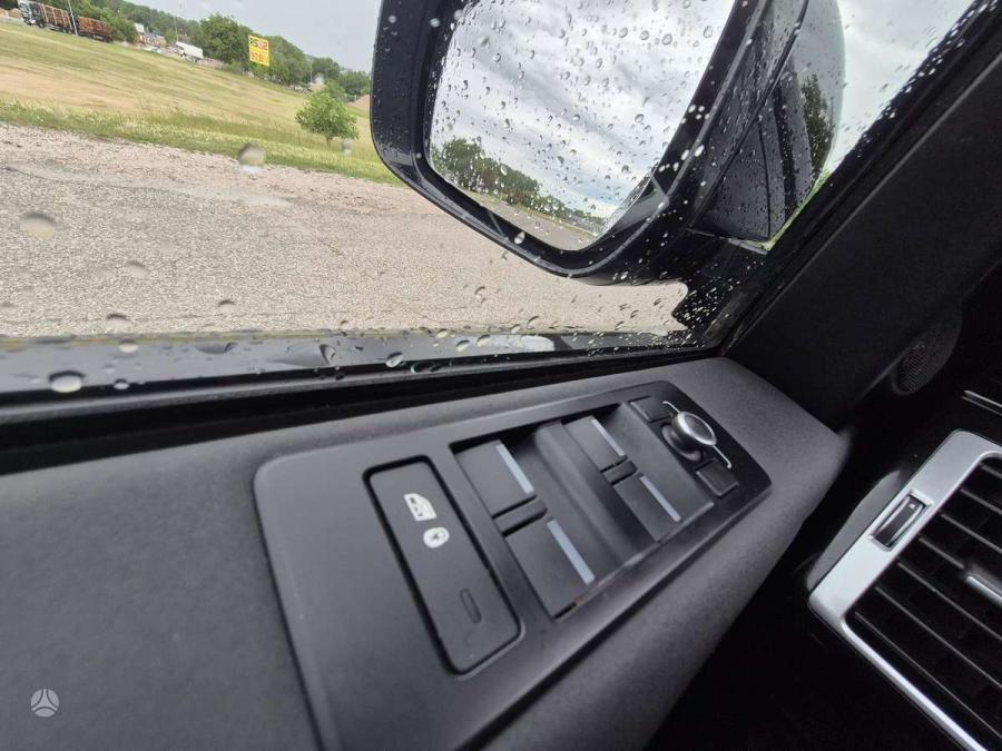 Black Land Rover Discovery 2017 in Siauliai, with an engine capacity of 2.00 L and mileage of 166 thousand km for 14700 €, photo 18 on AUTOMOTO.COM.LV