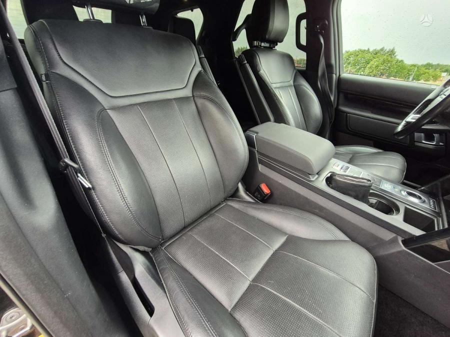 Black Land Rover Discovery 2017 in Siauliai, with an engine capacity of 2.00 L and mileage of 166 thousand km for 14700 €, photo 28 on AUTOMOTO.COM.LV