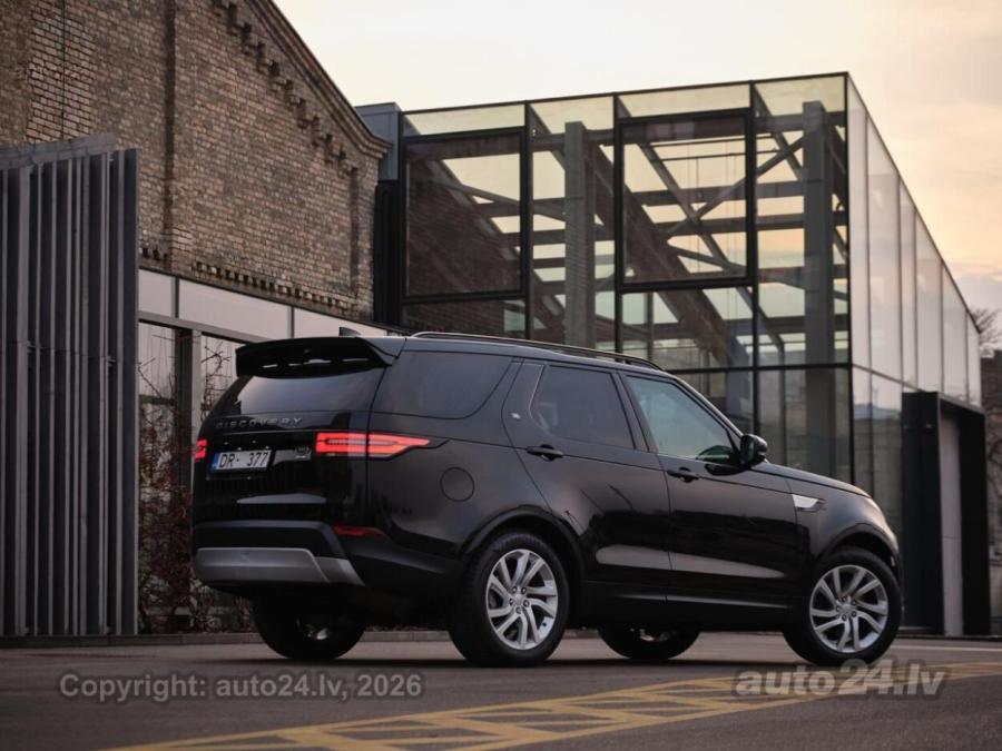 Black Land Rover Discovery 2018 in Riga, with an engine capacity of 2.00 L and mileage of 96 thousand km for 21900 €, photo 5 on AUTOMOTO.COM.LV
