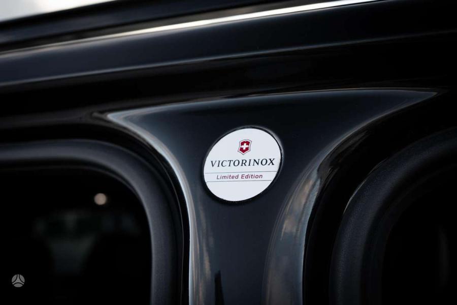 Black Land Rover Discovery 2018 in Vilnius, with an engine capacity of 2.00 L and mileage of 177 thousand km for 18000 €, photo 3 on AUTOMOTO.COM.LV