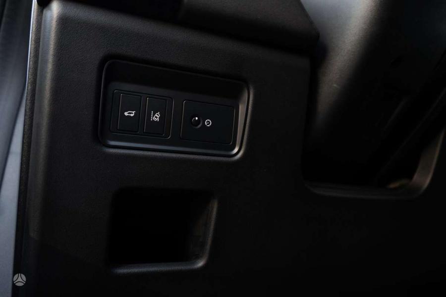 Black Land Rover Discovery 2018 in Vilnius, with an engine capacity of 2.00 L and mileage of 177 thousand km for 18000 €, photo 15 on AUTOMOTO.COM.LV