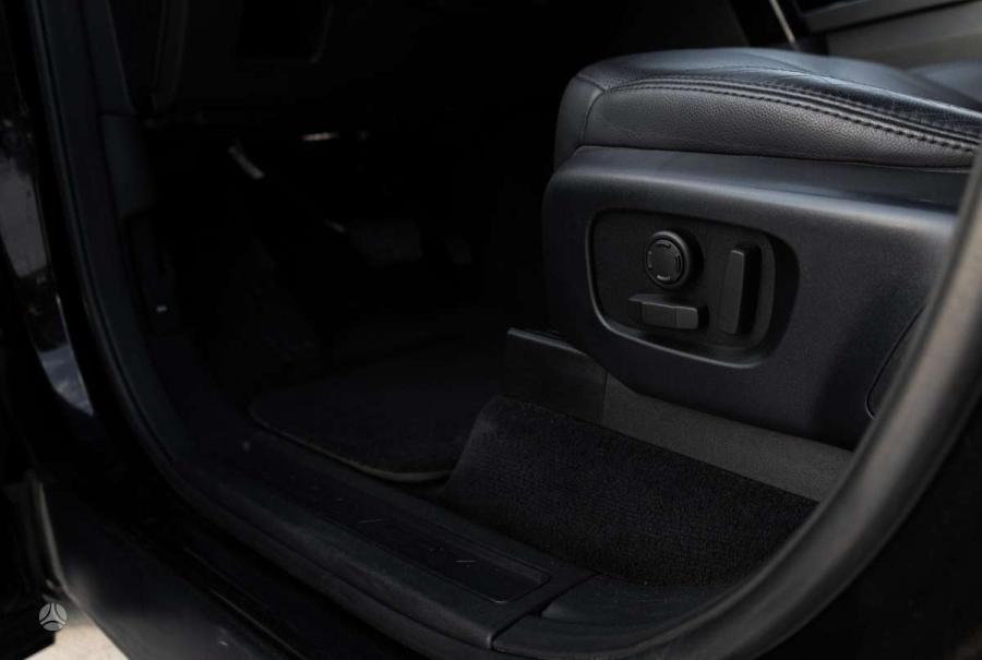 Black Land Rover Discovery 2018 in Vilnius, with an engine capacity of 2.00 L and mileage of 177 thousand km for 18000 €, photo 17 on AUTOMOTO.COM.LV