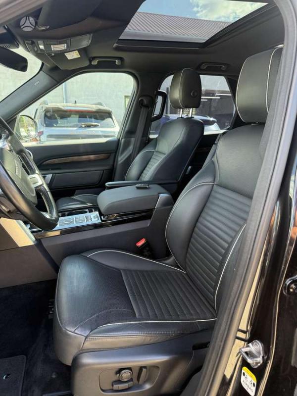 Black Land Rover Discovery 2017 in Telschi, with an engine capacity of 2.99 L and mileage of 169 thousand km for 23500 €, photo 5 on AUTOMOTO.COM.LV