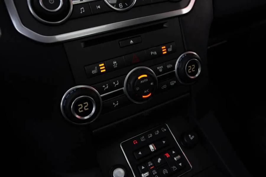 Zils Land Rover Discovery 2016 Jelgava, ar dzinēja tilpumu 3.00 L un nobraukumu 242 tūkst. km par 12999 €, foto 12 vietnē AUTOMOTO.COM.LV