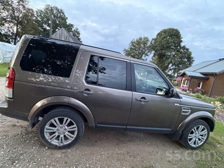 Brown Land Rover Discovery 2010 in Valmiera, with an engine capacity of 3.00 L and mileage of 310 thousand km for 11500 €, photo 8 on AUTOMOTO.COM.LV