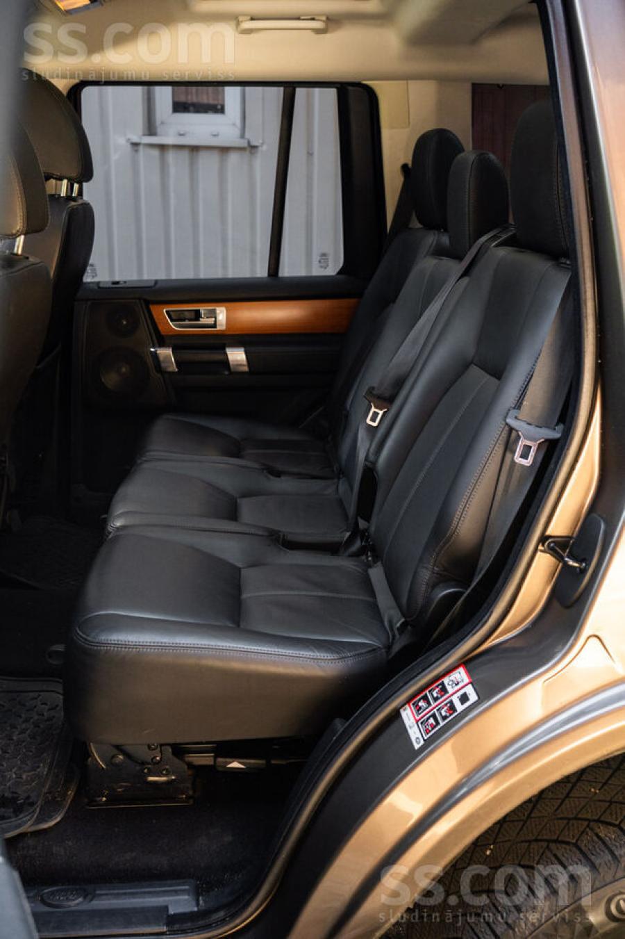Brown Land Rover Discovery 2010 in Valmiera, with an engine capacity of 3.00 L and mileage of 310 thousand km for 10500 €, photo 5 on AUTOMOTO.COM.LV