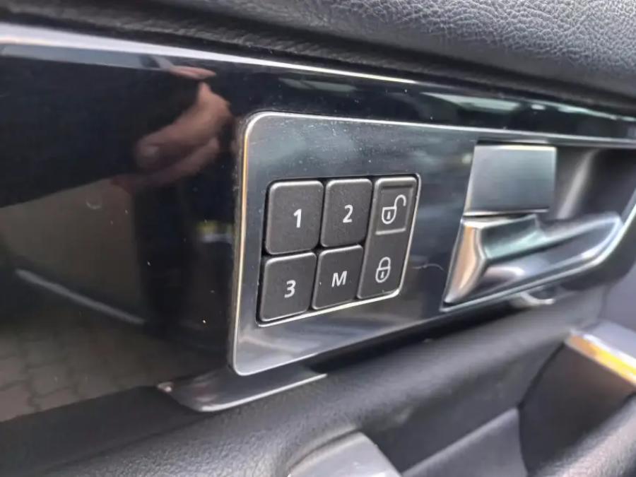 Brown Land Rover Discovery 2014 in Riga, with an engine capacity of 3.00 L and mileage of 0 thousand km for 12209 €, photo 8 on AUTOMOTO.COM.LV