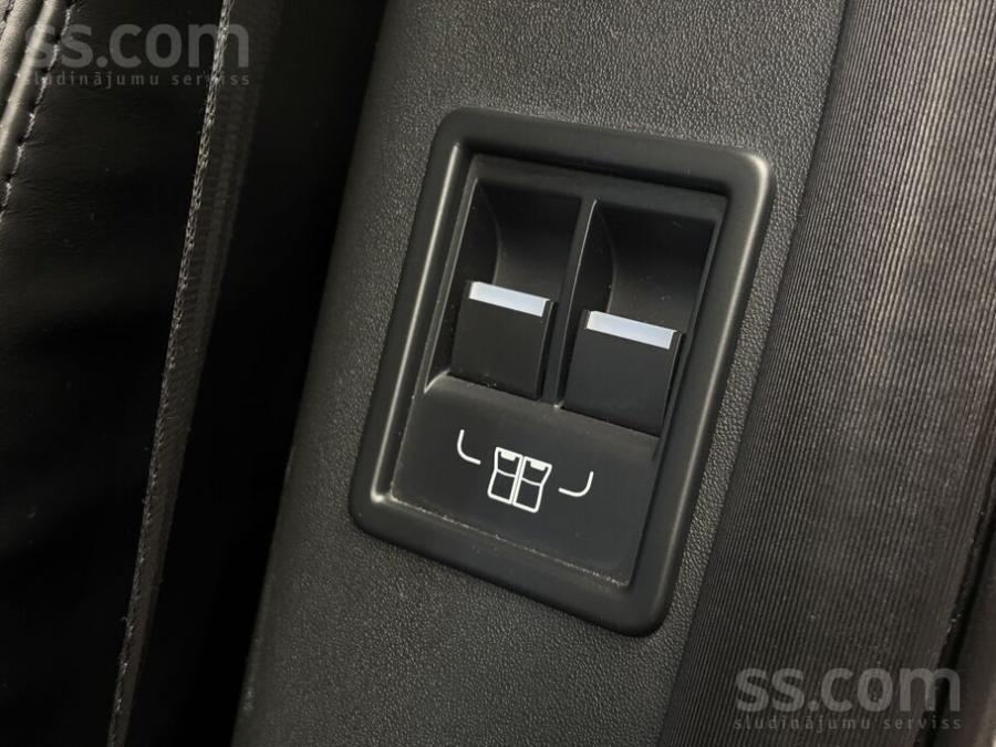 Brūns Land Rover Discovery 2019 Rīga, ar dzinēja tilpumu 3.00 L un nobraukumu 207 tūkst. km par 21500 €, foto 33 vietnē AUTOMOTO.COM.LV