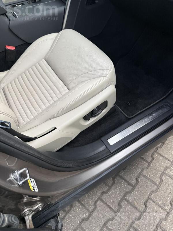 Brown Land Rover Discovery 2021 in Riga, with an engine capacity of 3.00 L and mileage of 85 thousand km for 36950 €, photo 8 on AUTOMOTO.COM.LV