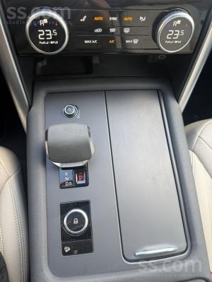 Brown Land Rover Discovery 2021 in Riga, with an engine capacity of 3.00 L and mileage of 85 thousand km for 36950 €, photo 15 on AUTOMOTO.COM.LV