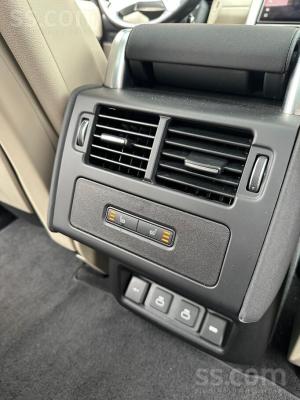 Brown Land Rover Discovery 2021 in Riga, with an engine capacity of 3.00 L and mileage of 130 thousand km for 29990 €, photo 12 on AUTOMOTO.COM.LV