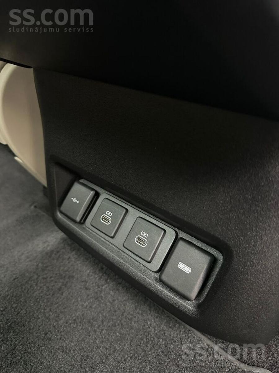 Brown Land Rover Discovery 2021 in Riga, with an engine capacity of 3.00 L and mileage of 130 thousand km for 29990 €, photo 18 on AUTOMOTO.COM.LV