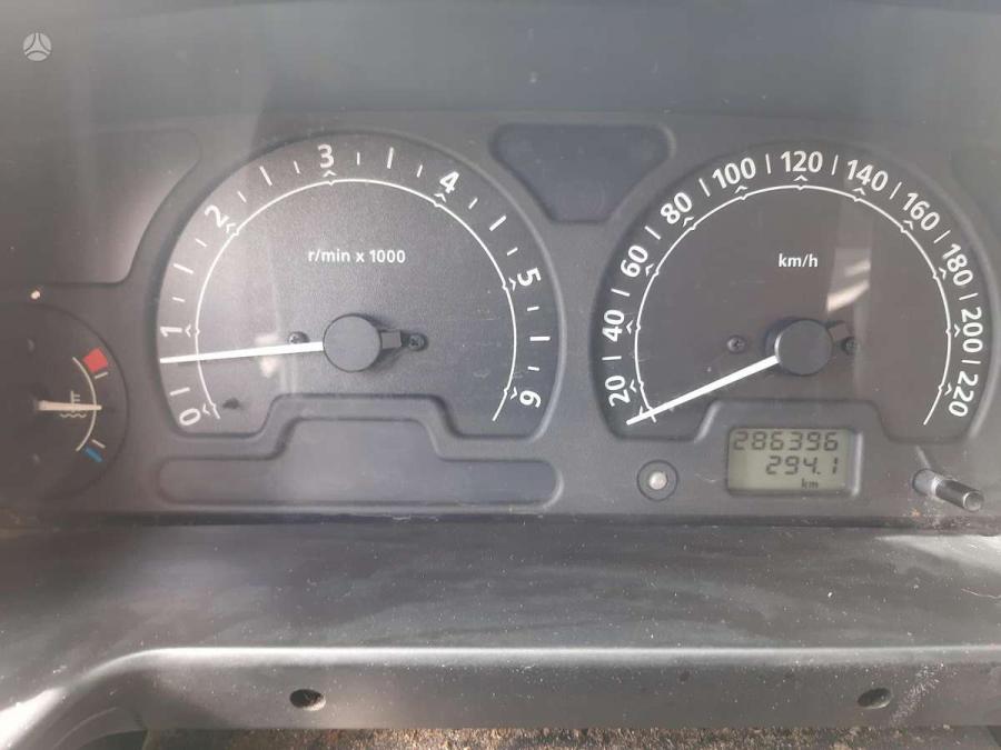 Green Land Rover Discovery 2003 in Anyksciai, with an engine capacity of 2.50 L and mileage of 286 thousand km for 3500 €, photo 6 on AUTOMOTO.COM.LV