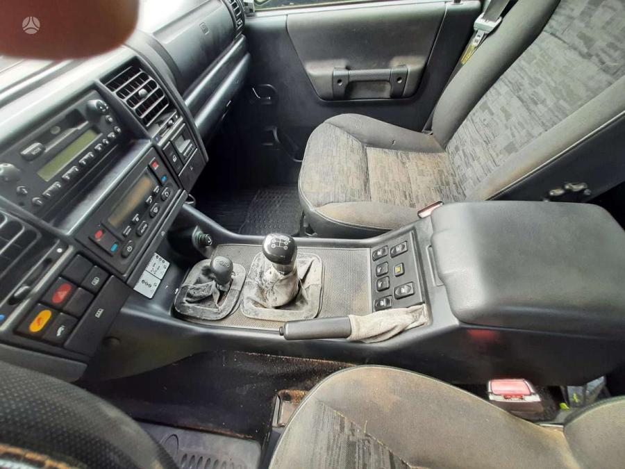 Green Land Rover Discovery 2003 in Anyksciai, with an engine capacity of 2.50 L and mileage of 286 thousand km for 3500 €, photo 7 on AUTOMOTO.COM.LV