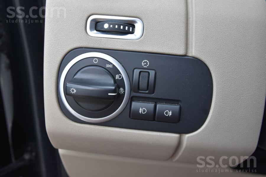 Green Land Rover Discovery 2011 in Riga, with an engine capacity of 3.00 L and mileage of 285 thousand km for 9750 €, photo 28 on AUTOMOTO.COM.LV