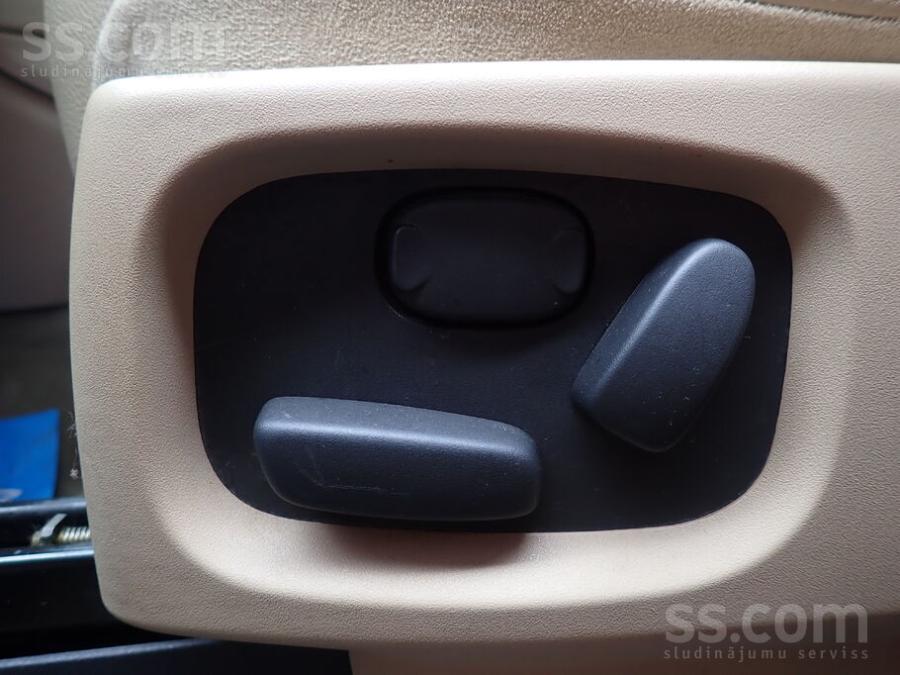 Zaļš Land Rover Discovery 2012 Liepāja, ar dzinēja tilpumu 3.00 L un nobraukumu 353 tūkst. km par 10850 €, foto 12 vietnē AUTOMOTO.COM.LV