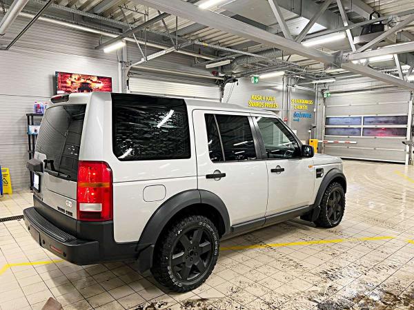 Pelēks Land Rover Discovery 2007 Viļņa, ar dzinēja tilpumu 2.72 L un nobraukumu 390 tūkst. km par 4499 €, foto 3 vietnē AUTOMOTO.COM.LV
