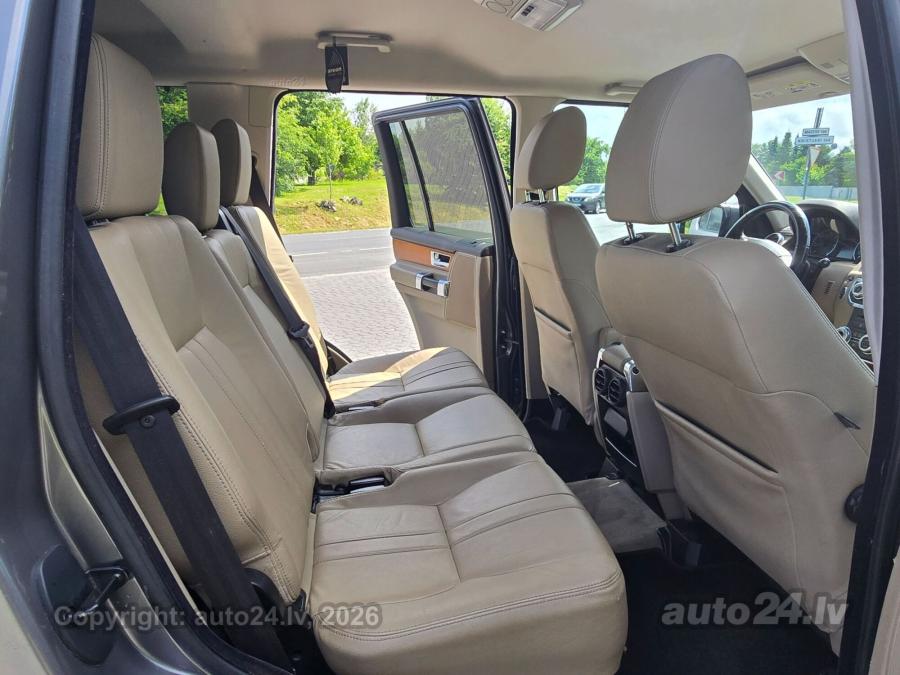 Pelēks Land Rover Discovery 2010 Tallina, ar dzinēja tilpumu 3.00 L un nobraukumu 275 tūkst. km par 5990 €, foto 14 vietnē AUTOMOTO.COM.LV