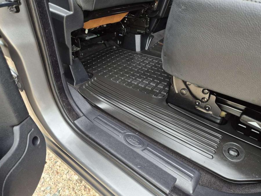 Pelēks Land Rover Discovery 2011 Utena, ar dzinēja tilpumu 2.99 L un nobraukumu 336 tūkst. km par 6990 €, foto 37 vietnē AUTOMOTO.COM.LV