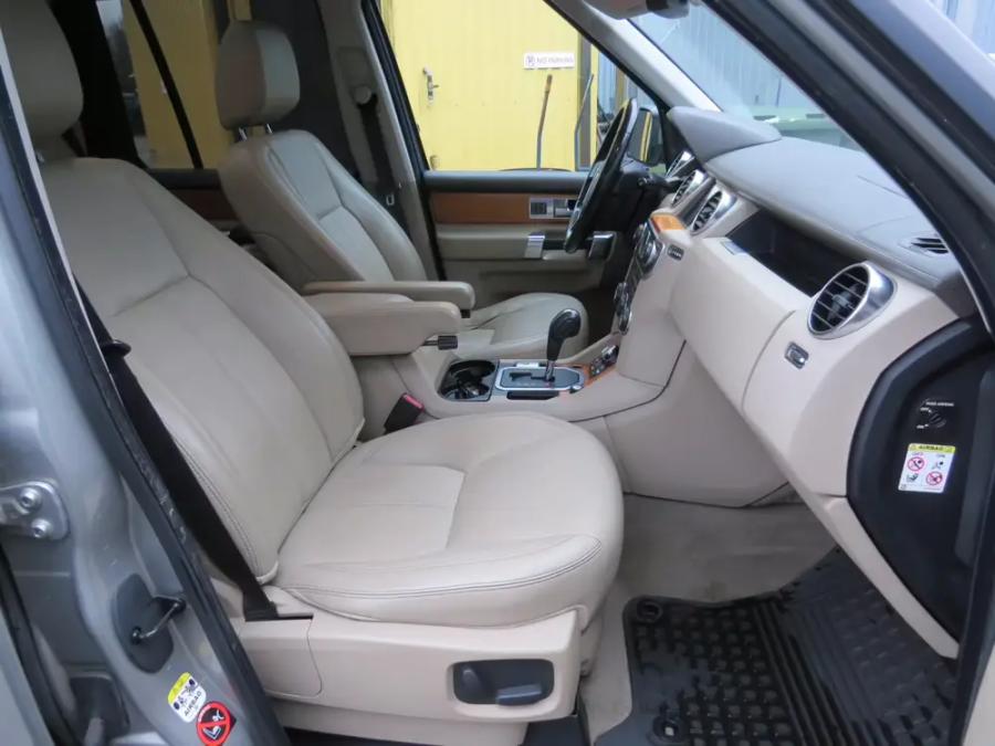 Grey Land Rover Discovery 2012 in Riga, with an engine capacity of 3.00 L and mileage of 190 thousand km for 9750 €, photo 9 on AUTOMOTO.COM.LV