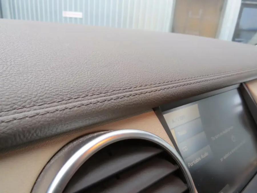 Grey Land Rover Discovery 2012 in Riga, with an engine capacity of 3.00 L and mileage of 190 thousand km for 9750 €, photo 17 on AUTOMOTO.COM.LV