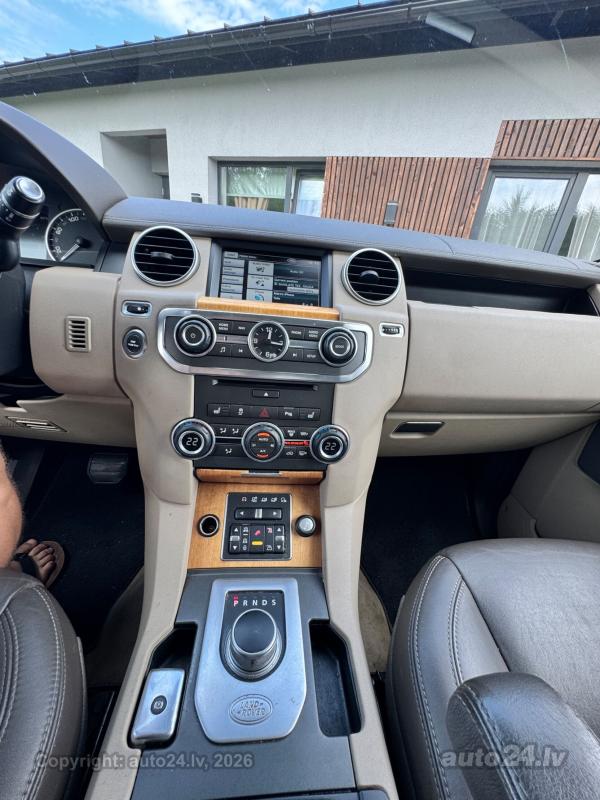 Pelēks Land Rover Discovery 2013 Tallina, ar dzinēja tilpumu 3.00 L un nobraukumu 330 tūkst. km par 10500 €, foto 9 vietnē AUTOMOTO.COM.LV