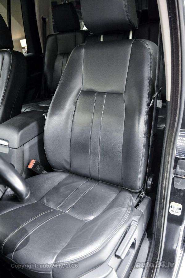 Pelēks Land Rover Discovery 2014 Tallina, ar dzinēja tilpumu 3.00 L un nobraukumu 268 tūkst. km par 16800 €, foto 11 vietnē AUTOMOTO.COM.LV