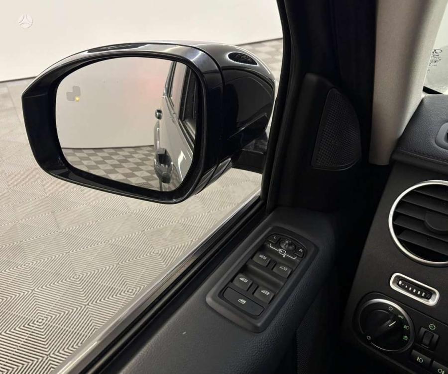 Grey Land Rover Discovery 2015 in Marijampole, with an engine capacity of 2.99 L and mileage of 214 thousand km for 14999 €, photo 6 on AUTOMOTO.COM.LV